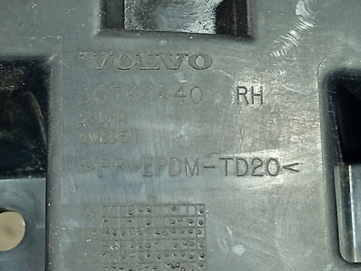 Guia Parachoque Traseiro Volvo Xc60 2011 2014 2017 Original